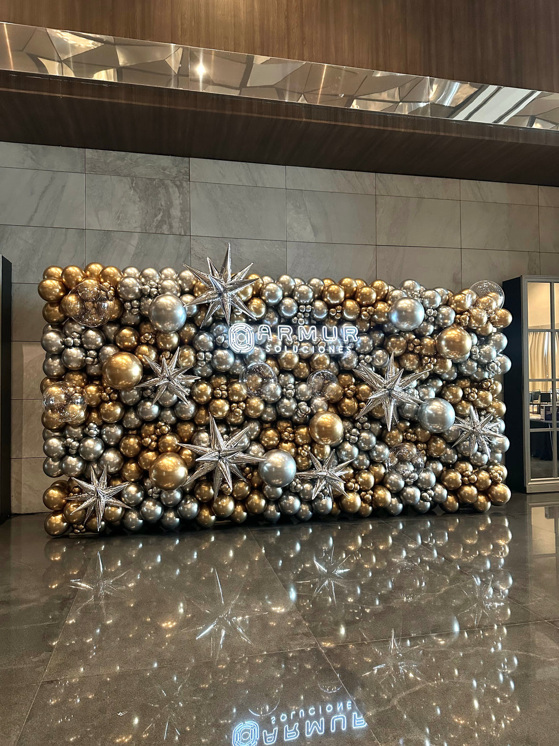 Pared de Globos SILVER & GOLD + Neón Personalizado – Balun Globos y Eventos