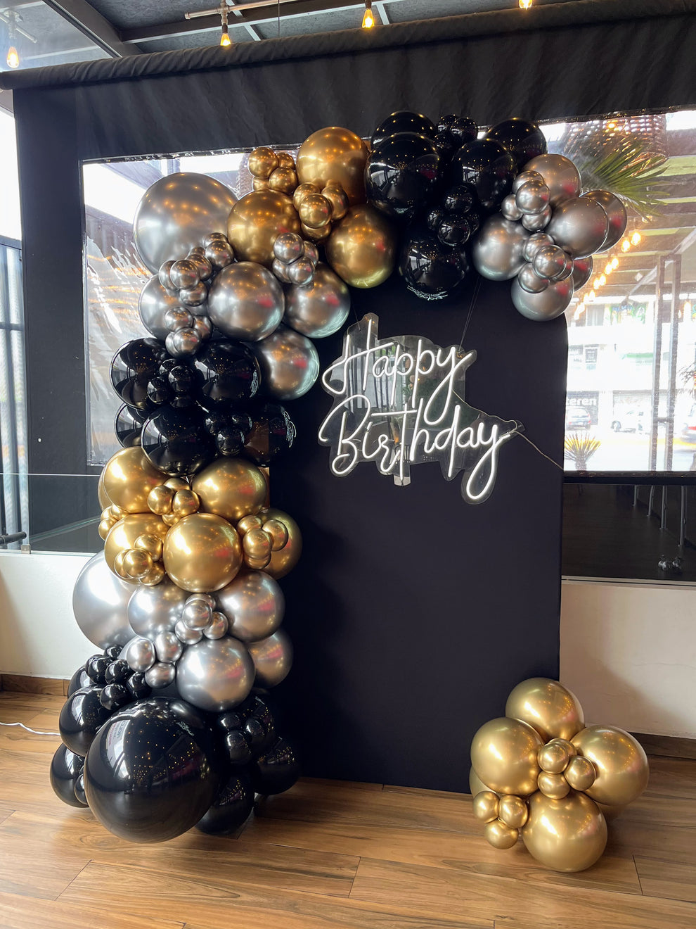 Mampara + Letrero Neón – Balun Globos y Eventos