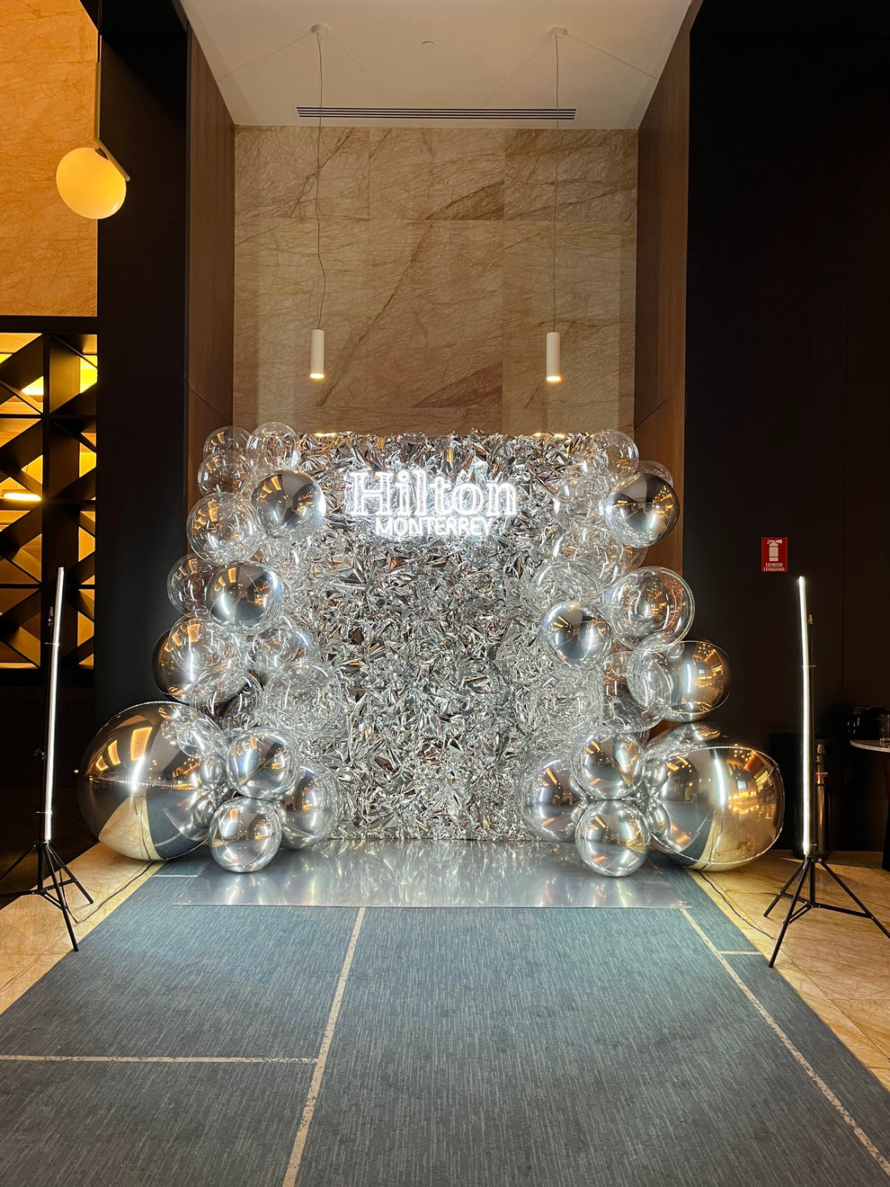 Pared Silver Corrugada + Piso Metálico + Neón Personalizado – Balun ...