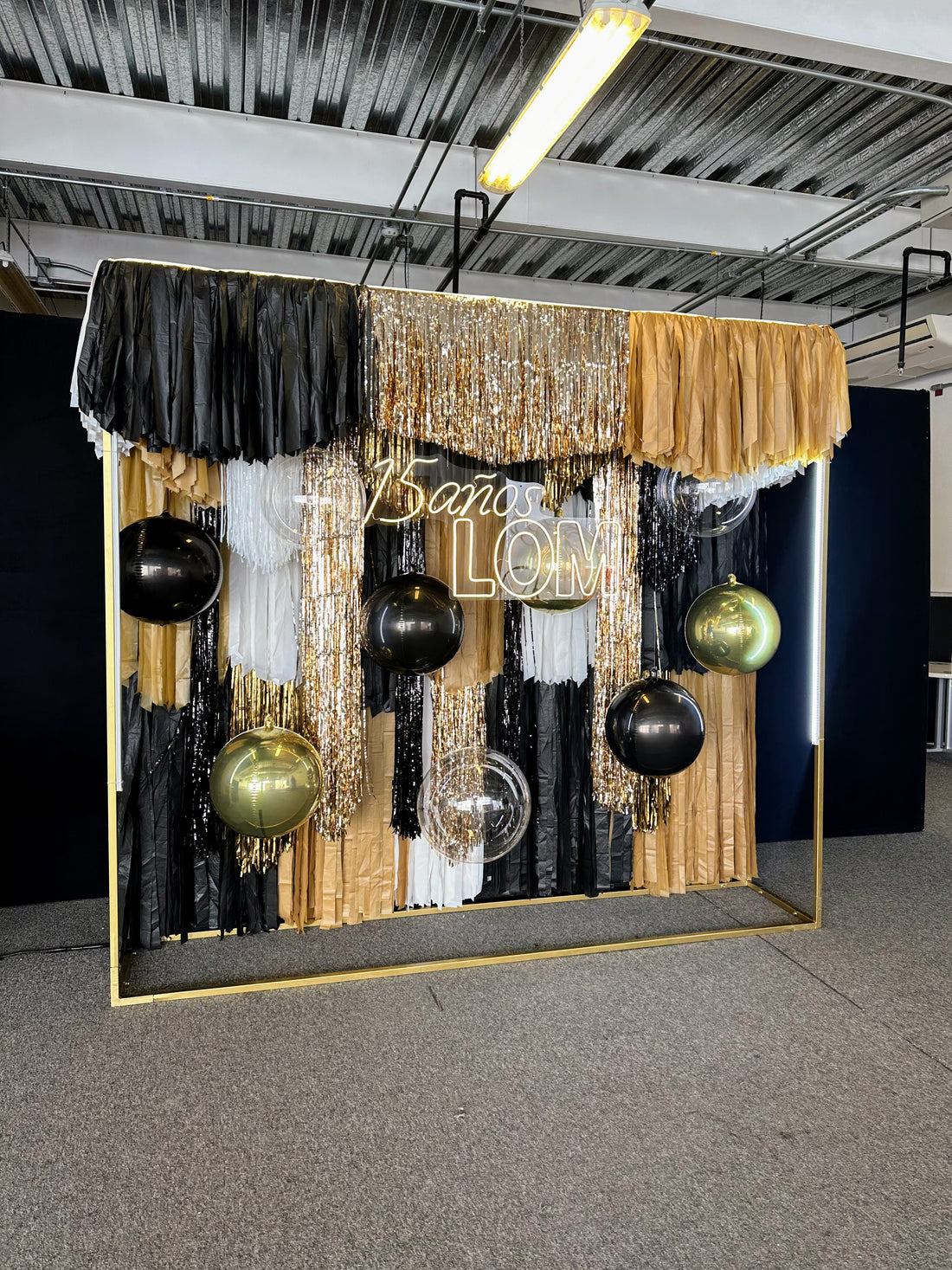 Cabina Mechas + Logo Neón Personalizado – Balun Globos y Eventos